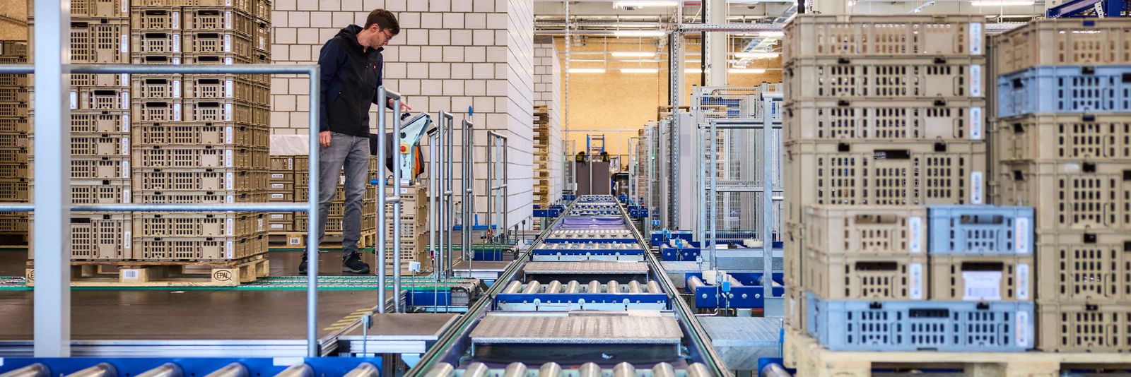 Pallet conveyor system | Gilgen Logistics AG