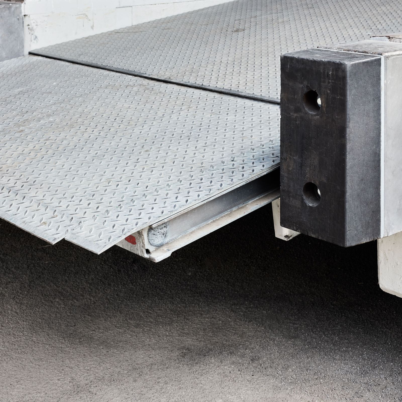 Loading ramps | Gilgen Logistics AG